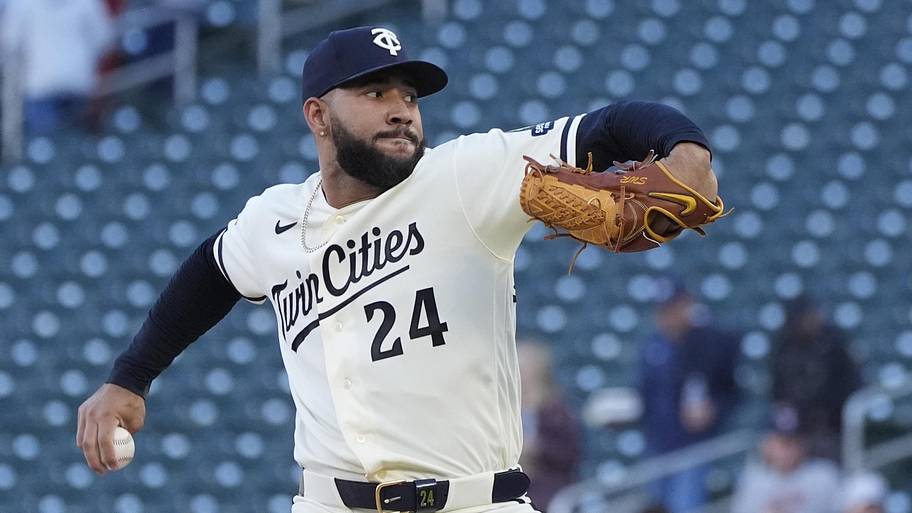 Twins trade Simeon Woods Richardson to Blue Jays