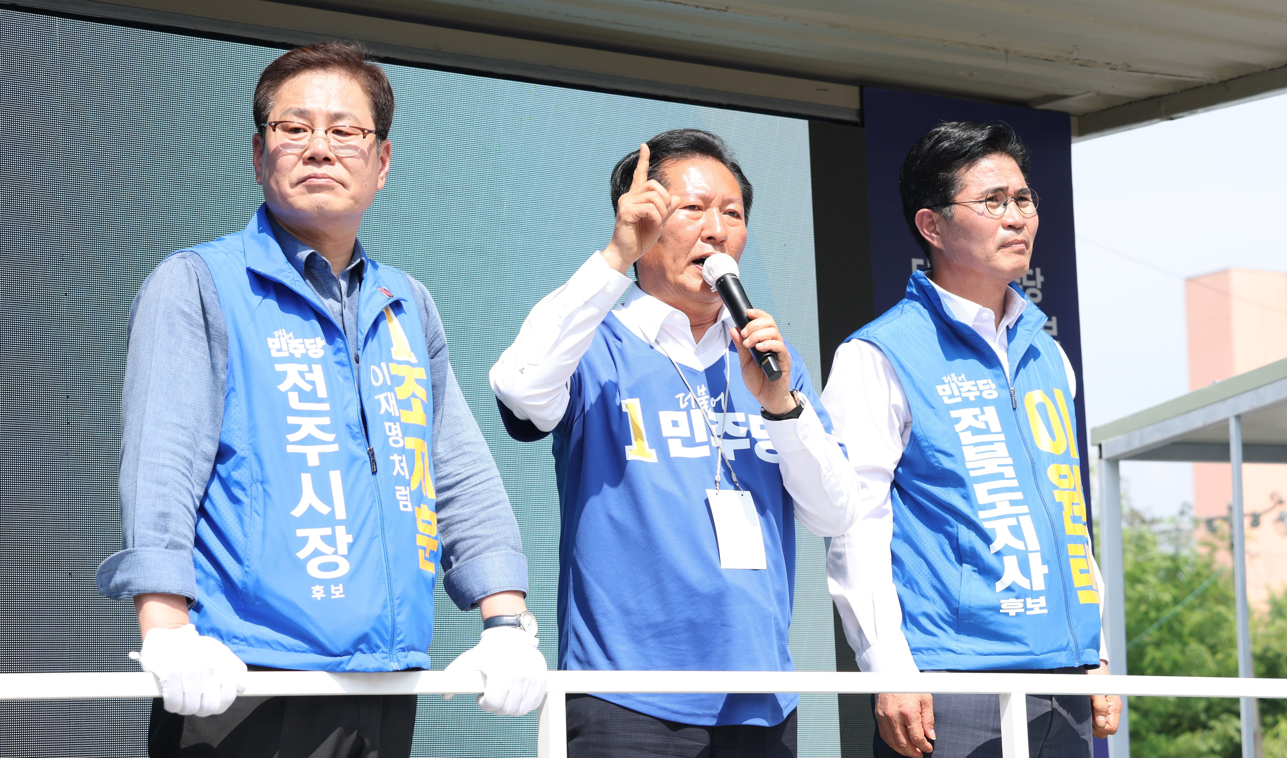 Democratic Party Secretary-General Jo demands accountability from ...