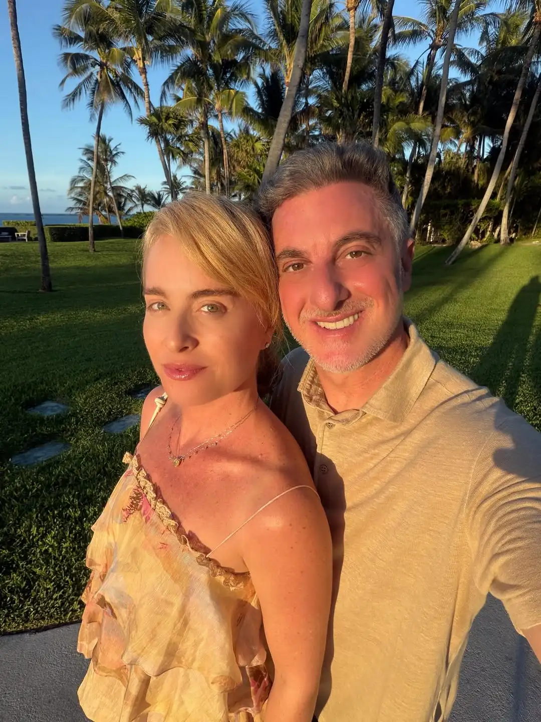 Angélica revela o que Luciano Huck está proibido de mostrar nas redes