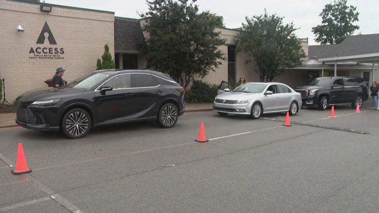 Arkansas school builds community through car-line drop-off