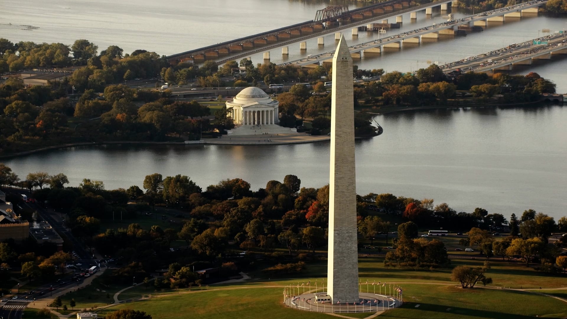 Pemandangan Monumen Jefferson di Washington DC dari udara