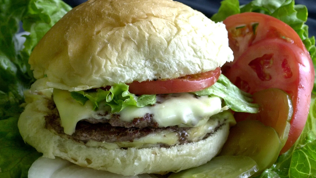 7 sit-down chain cheeseburgers ranked by taste and value