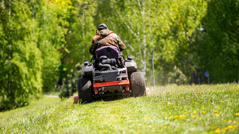 What to do if you find your mower deck wheels touching the ground