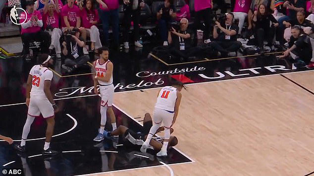 Knicks fans in full panic as top star is rushed to trainer's room ...