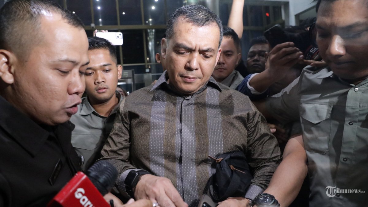 Akhir pelarian Wamen Silmy Karim, keluar gedung KPK berbalut rompi oranye