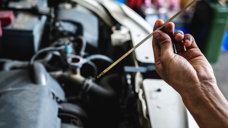 5 signs that your car's engine oil is running low