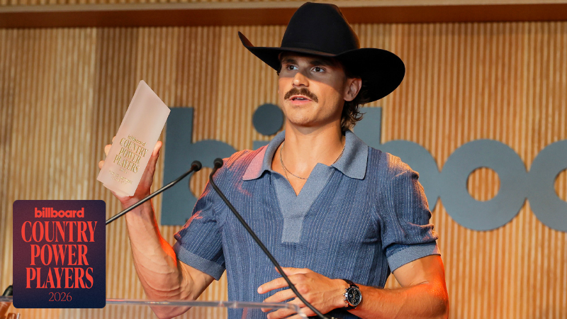 Tucker Wetmore accepts the Rising Star Award from HARDY | Country Power ...