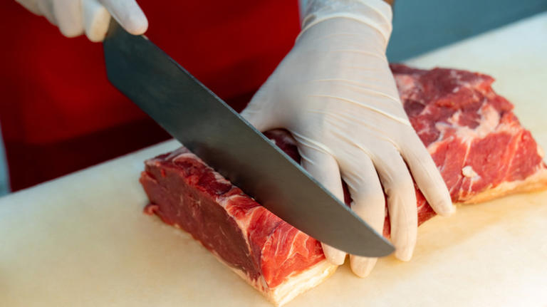 Here's how to get a Texas Roadhouse steak cut to order