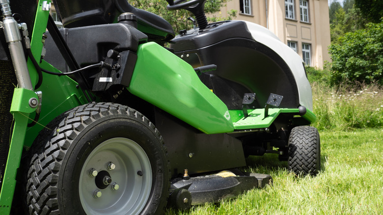What to do if you find your mower deck wheels touching the ground