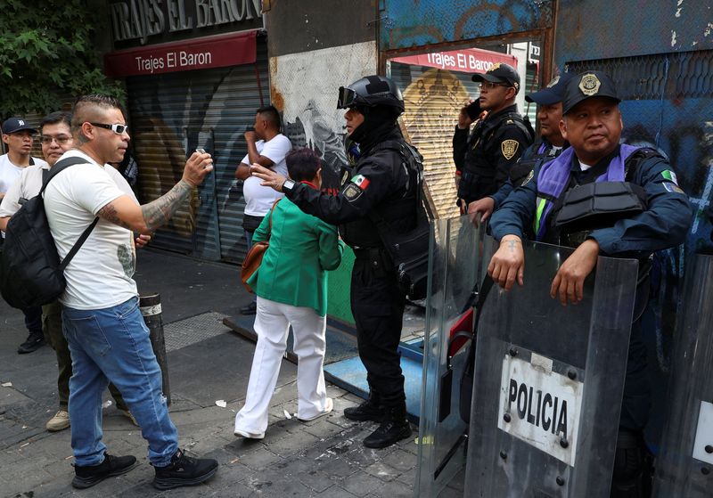 Protests and last-minute construction work disrupt Mexico City ahead of ...