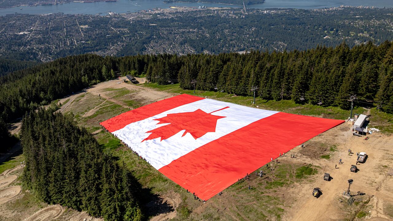 #TheMoment the biggest ever Canadian flag on a mountaintop was unfurled