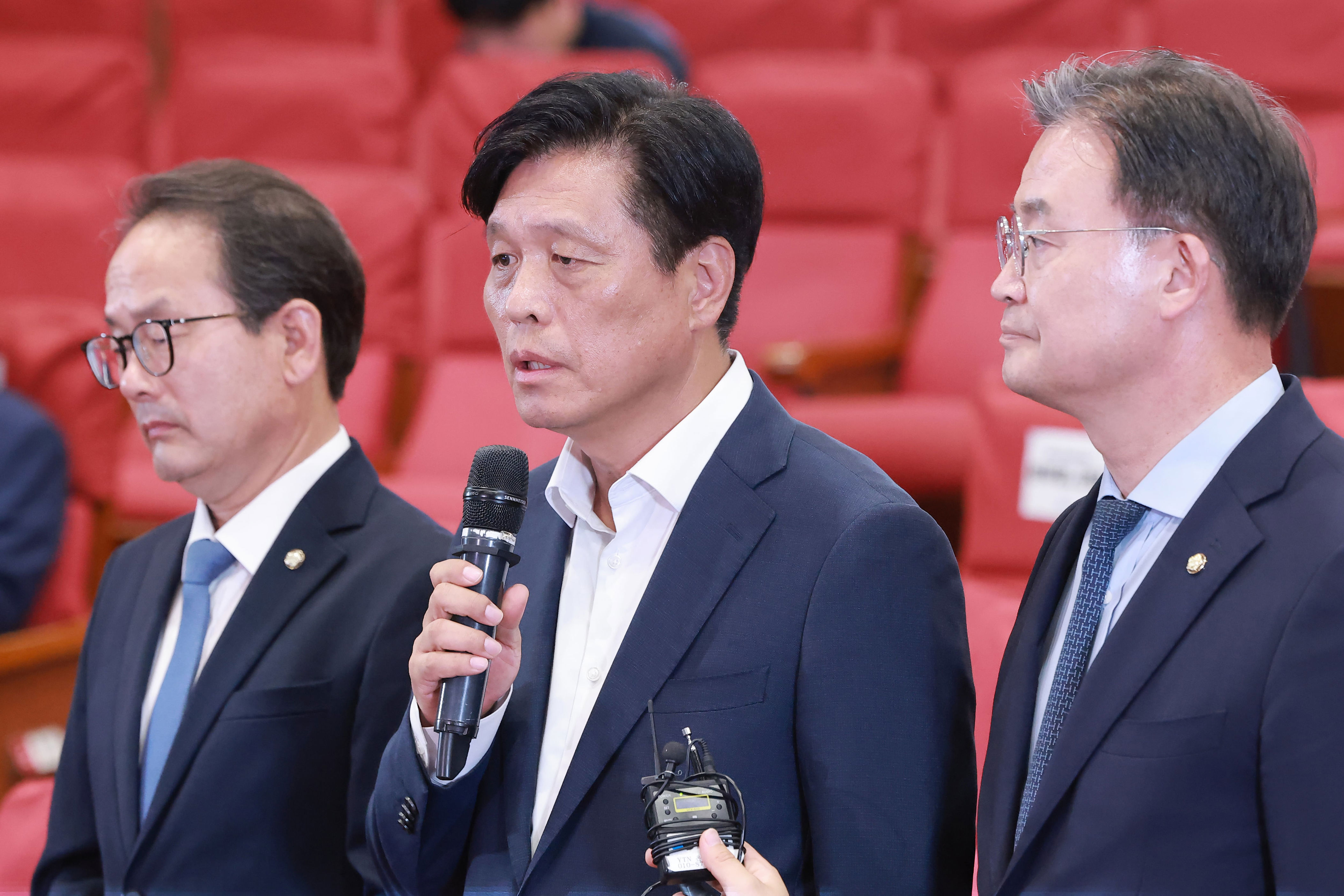 Democratic Party Secretary-General Jo demands accountability from ...