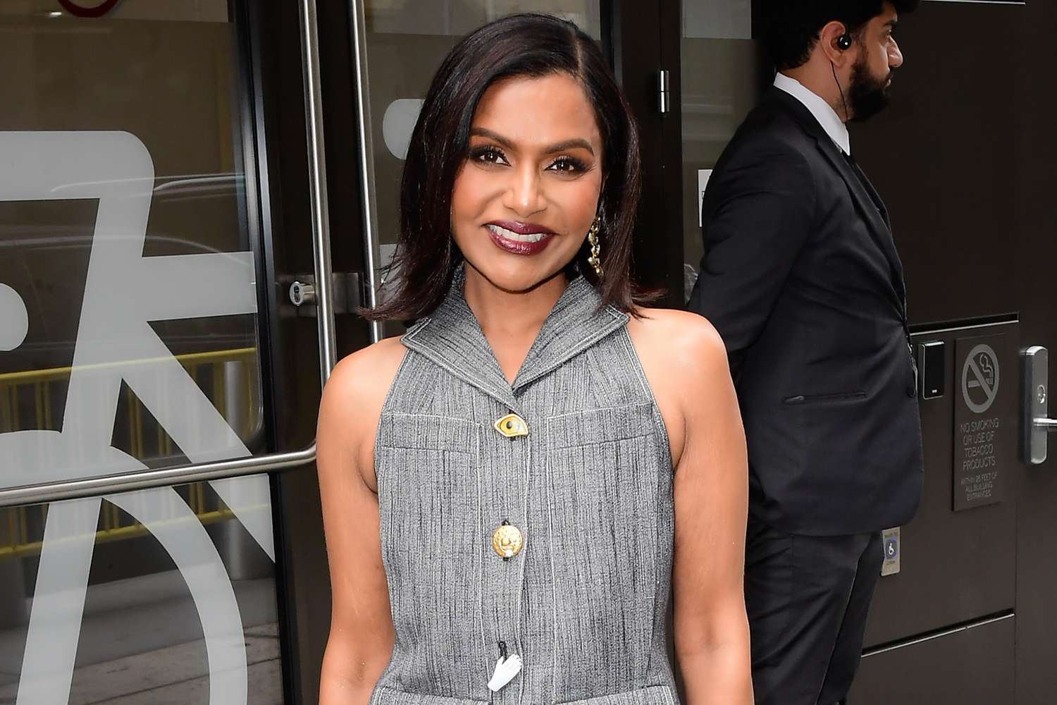 Mindy Kaling's sleeveless dress is the refined way to stay cool and ...