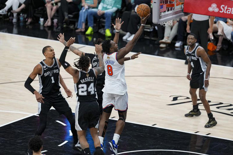 Jalen Brunson sparks Knicks' rally past Spurs in Finals opener