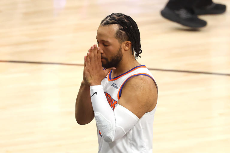 Jalen Brunson injury update: Knicks star goes to locker room early in ...