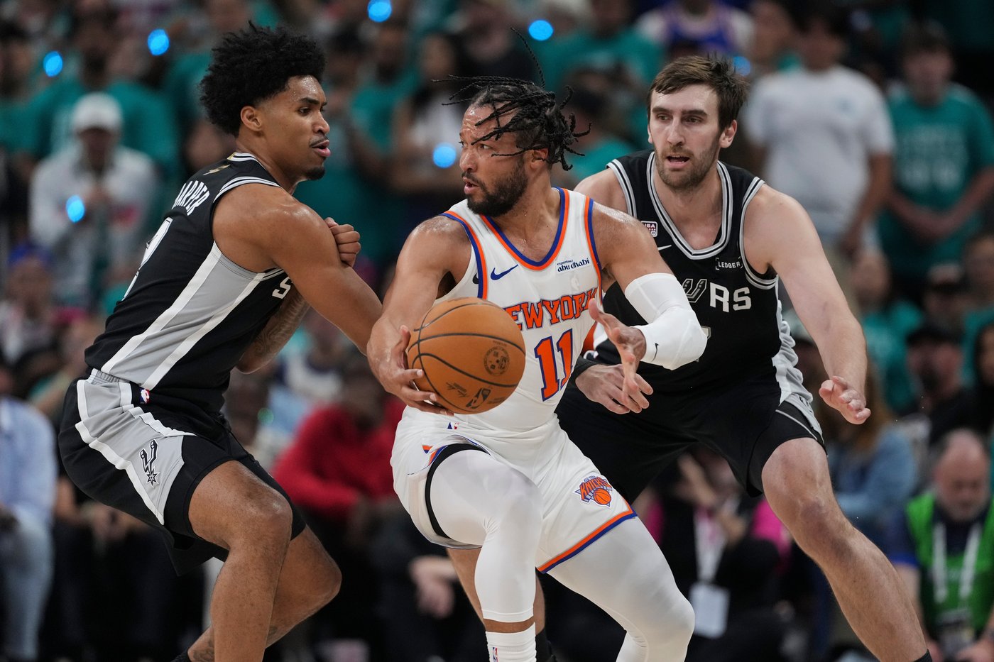 Jalen Brunson scores 30 and Knicks finish on 11-0 run, steal Game 1 ...