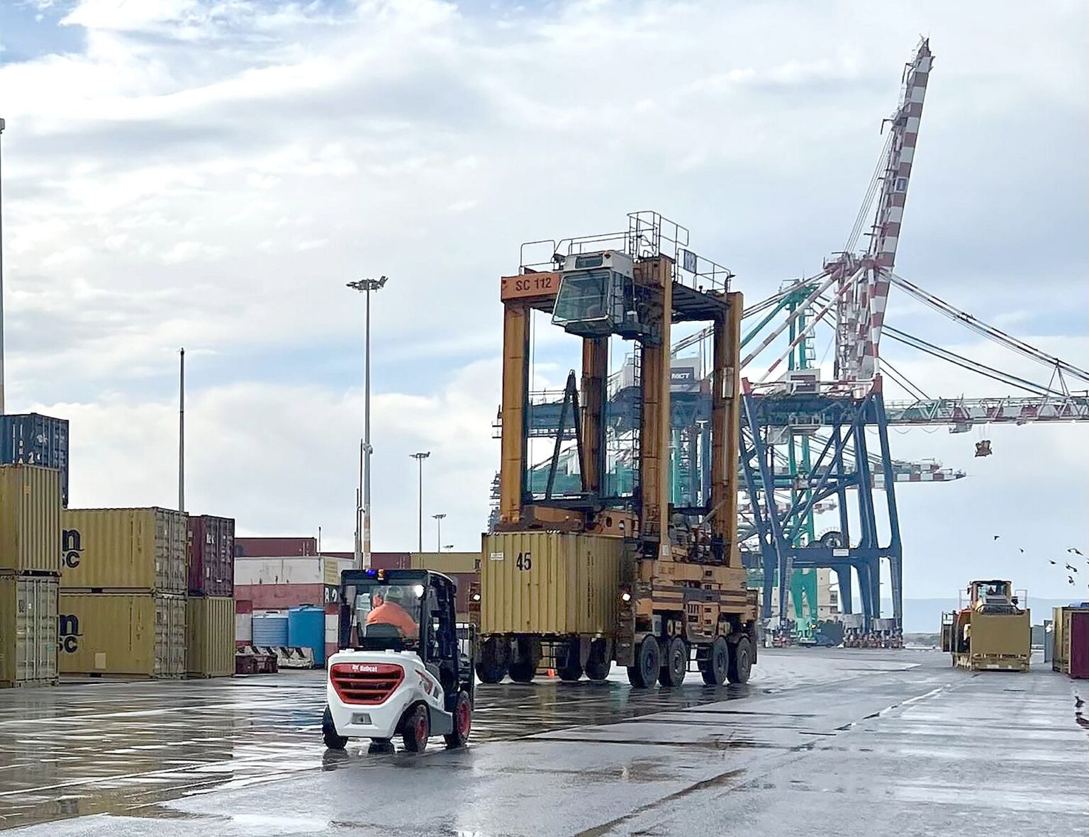 Carrelli “made in Calabria” in dotazione al porto di Gioia Tauro