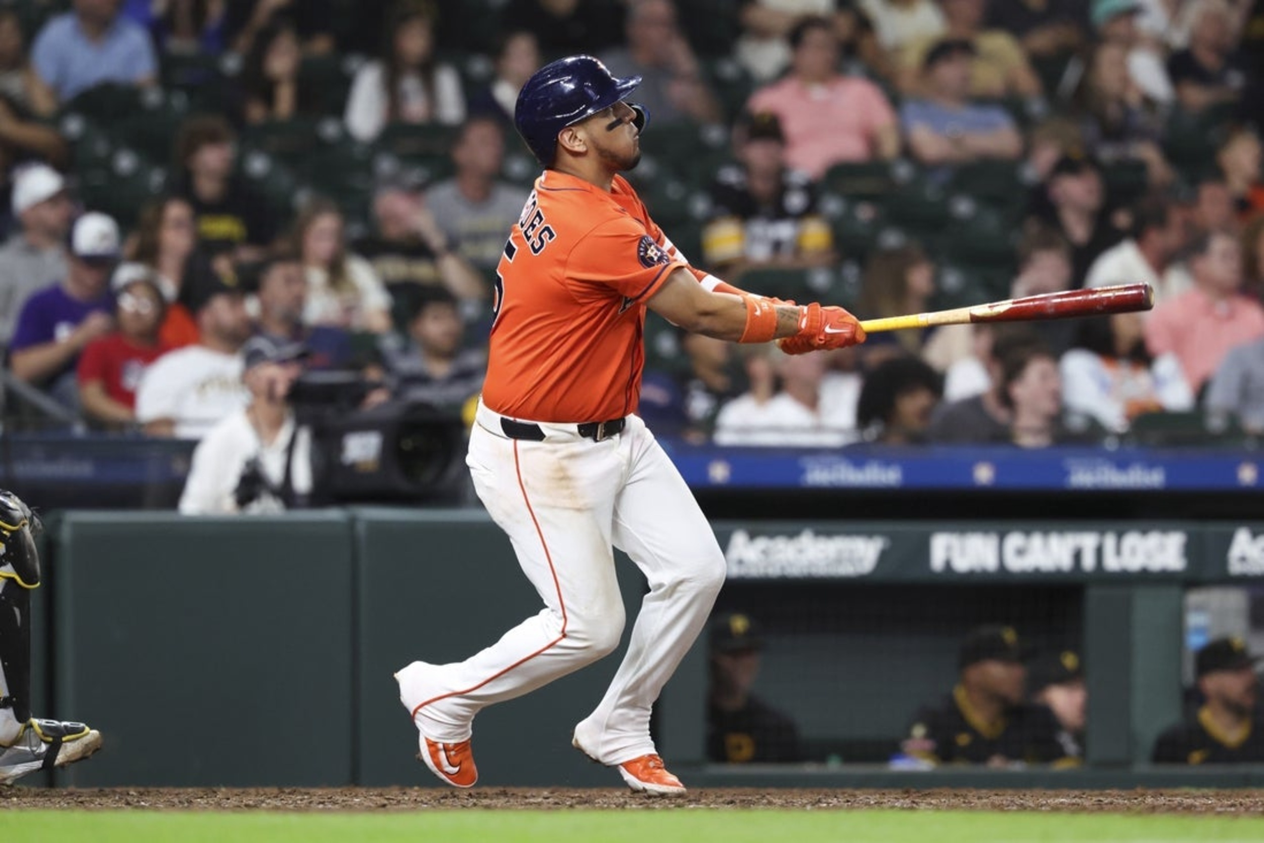Astros erase 5-run deficit, emerge with 11-9 win over Pirates