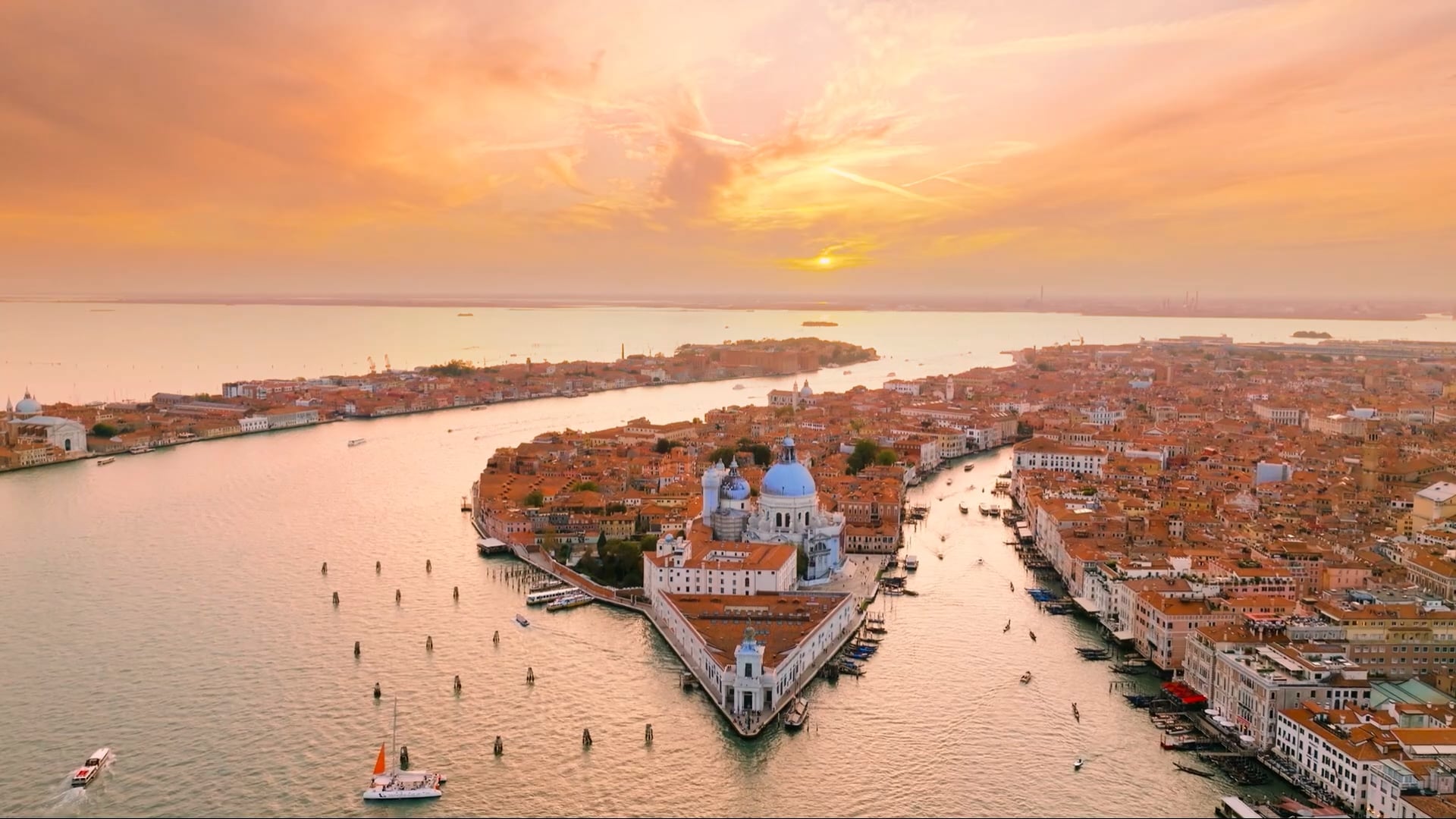 Découvrir Venise : Les majestueuses places et les canaux vus du ciel