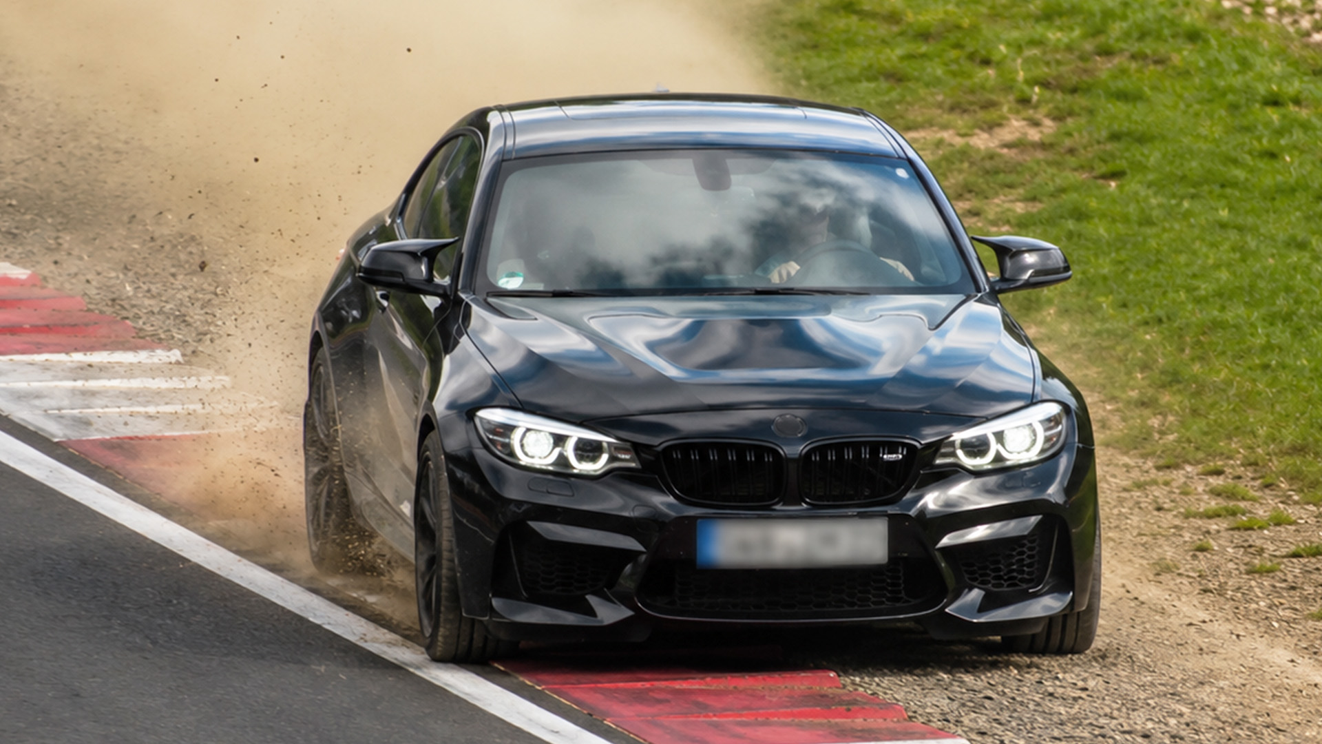 Close calls and high speed action dominate Nürburgring traffic