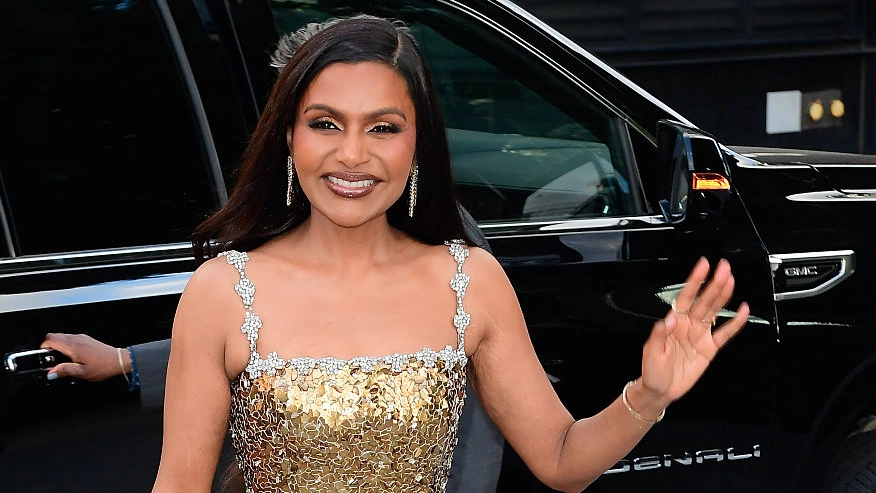 Mindy Kaling’s sleek shift dress blends summer comfort with office polish