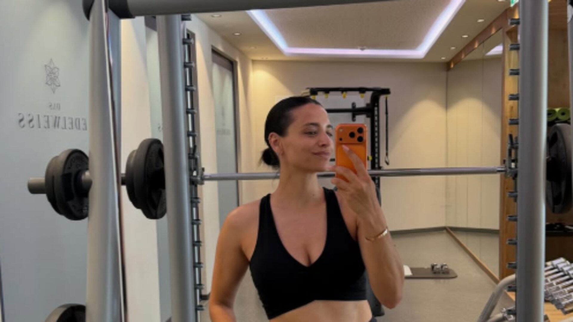 Amira Aly zeigt ihren Babybauch im Crop Top