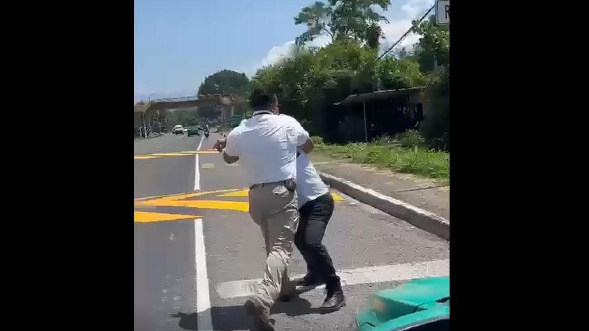 Agente del INM agarra a golpes a taxista en Chiapas; ya fue cesado