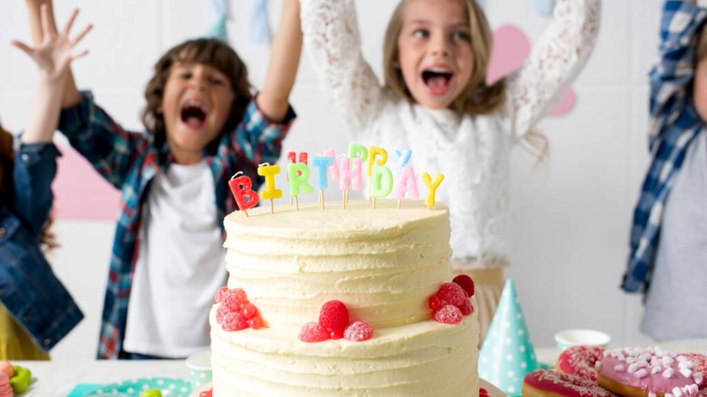 A origem misteriosa do bolo de aniversário com velas que poucos conhecem