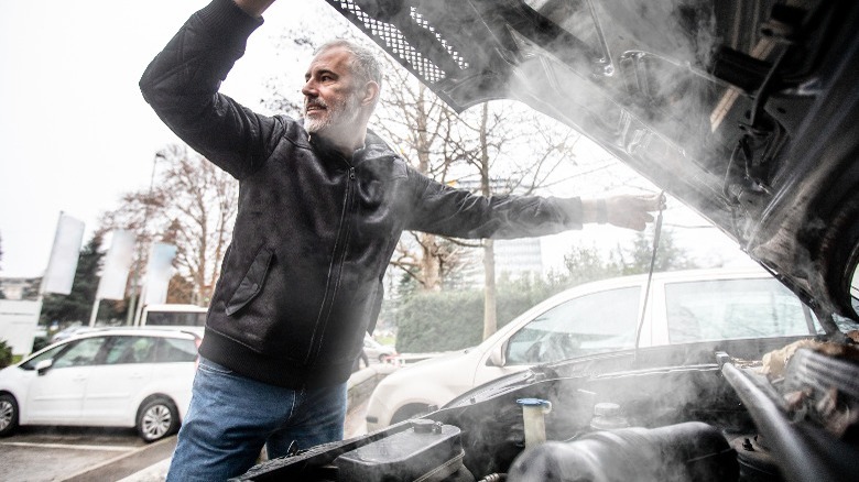 5 signs that your car's engine oil is running low