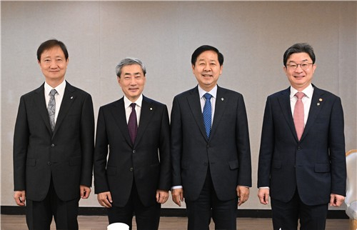 Finance minister vows 'immediate' response to foreign exchange volatility