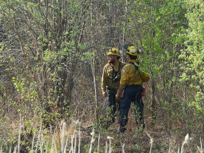 Des pompiers tentent de protéger des maisons alors que 2 feux sévissent ...