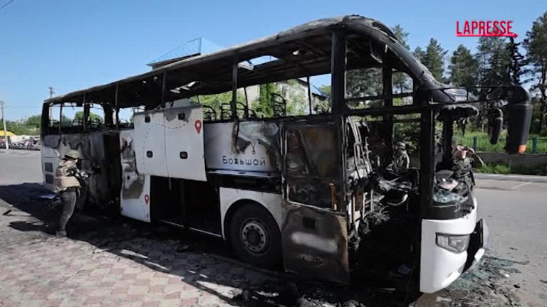 Ucraina, drone di Kiev colpisce bus in Donetsk: almeno 8 morti e 10 feriti