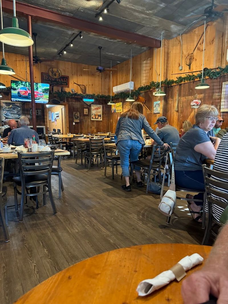 Maryland locals say the fried seafood platters at this restaurant never ...
