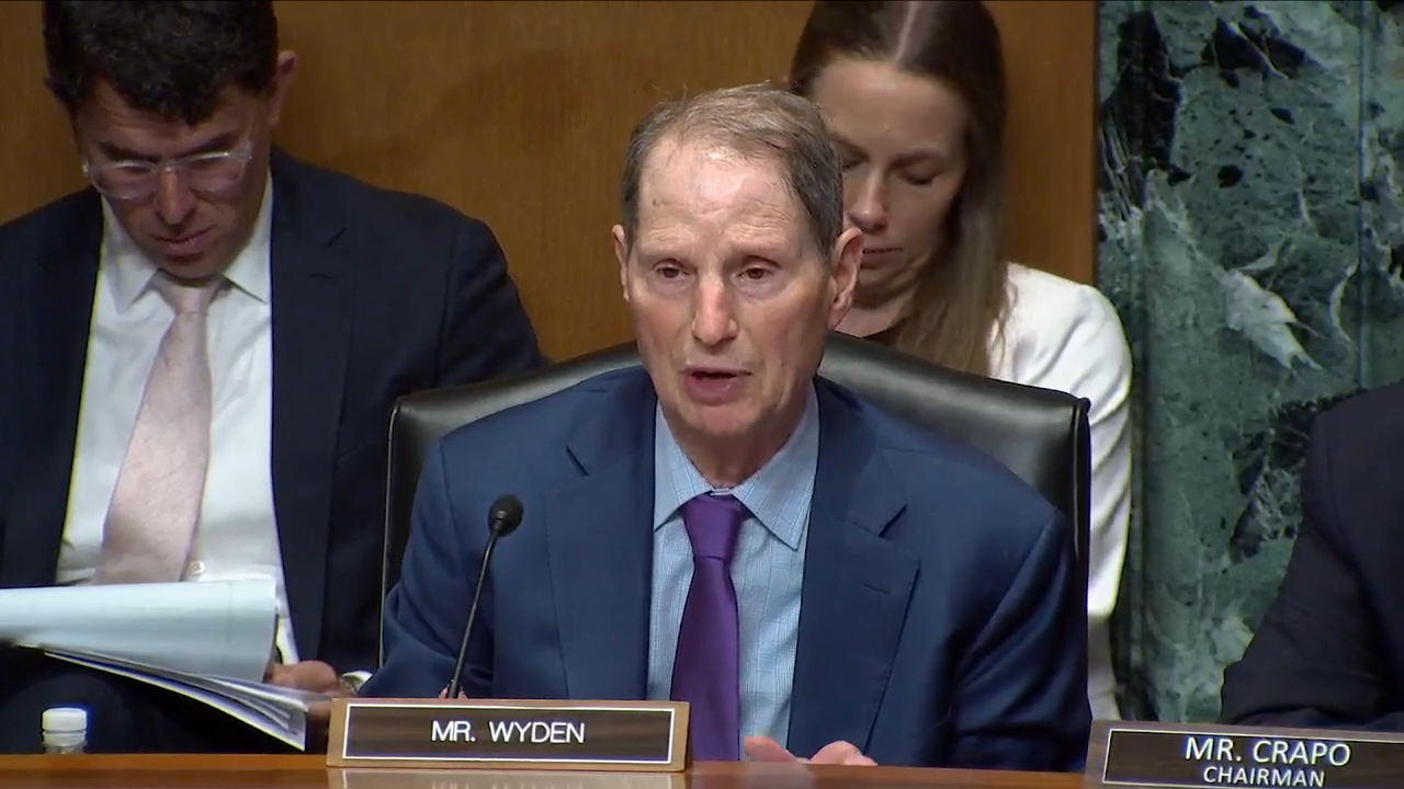 'Somebody broke the law': Ron Wyden hammers down on Trump's IRS ...