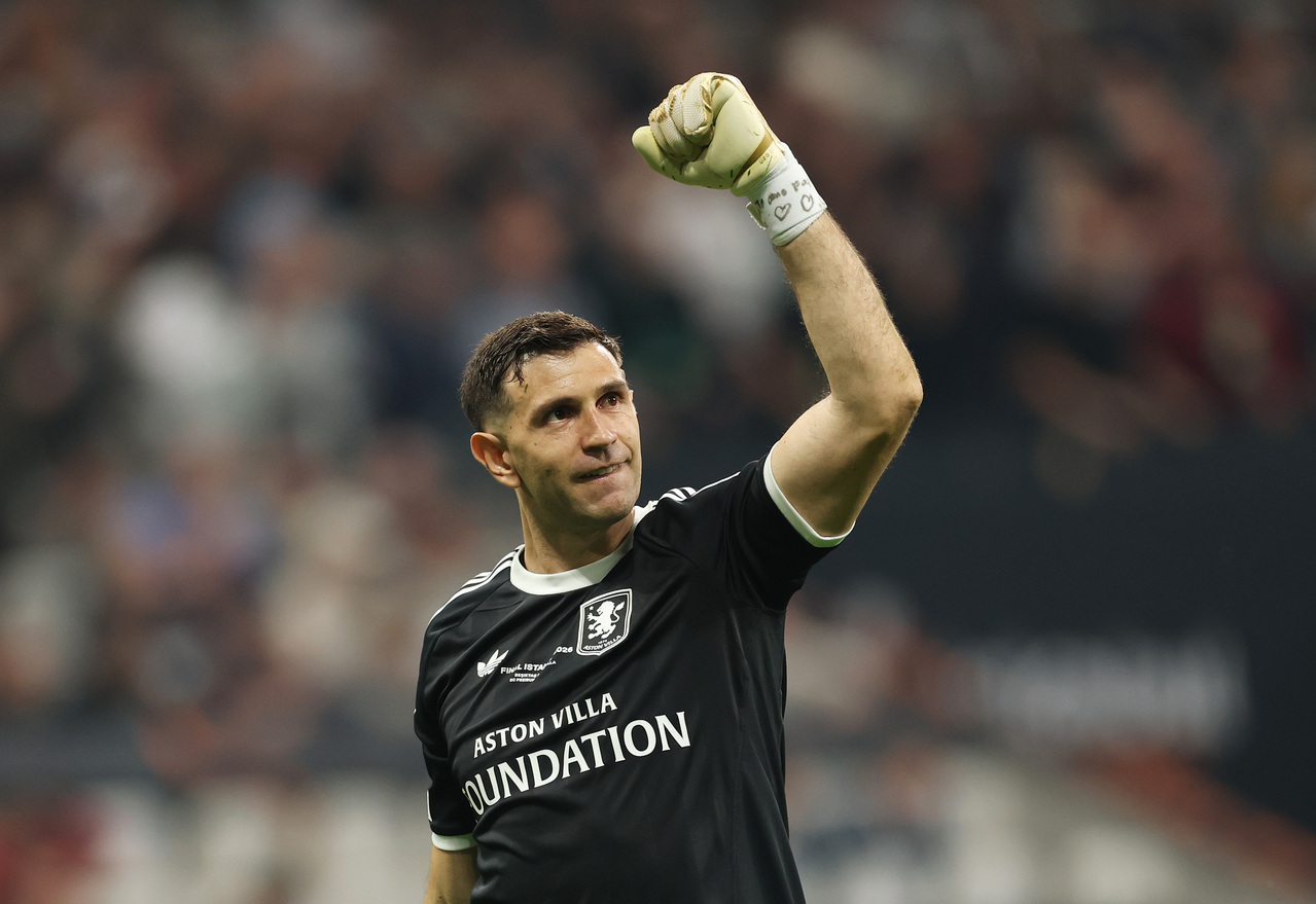 Juventus coloca Dibu Martinez como alternativa para Alisson, diz jornal
