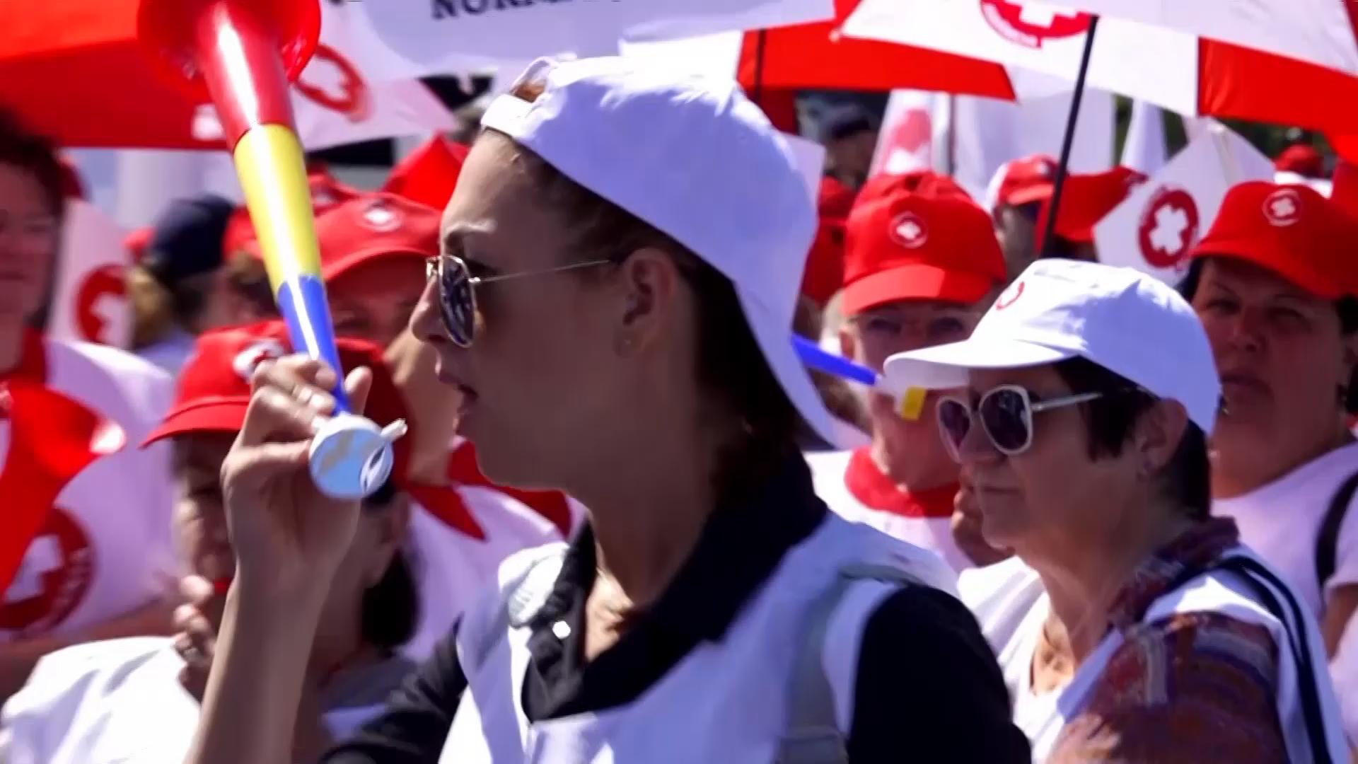 Thousands of Romanian health care workers protest new laws on wages