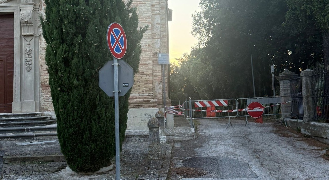 Fulmine colpisce il campanile di San Marcello, piovono mattoni sulla ...