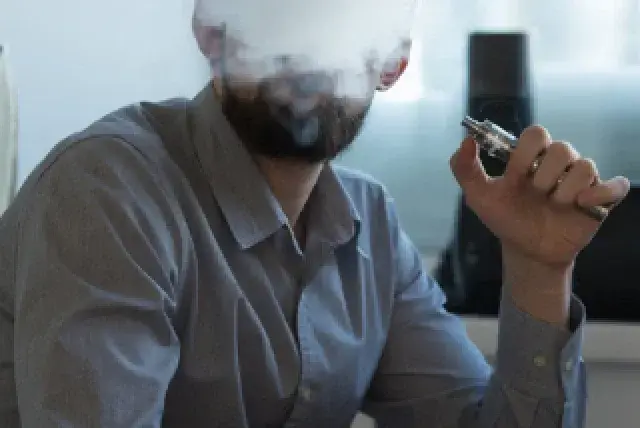 Lo que el cigarrillo y los vapeadores le hacen a sus pulmones: experto ...