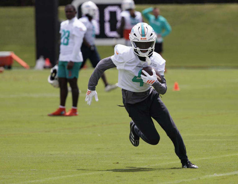 Dolphins offense turns up production in second minicamp practice