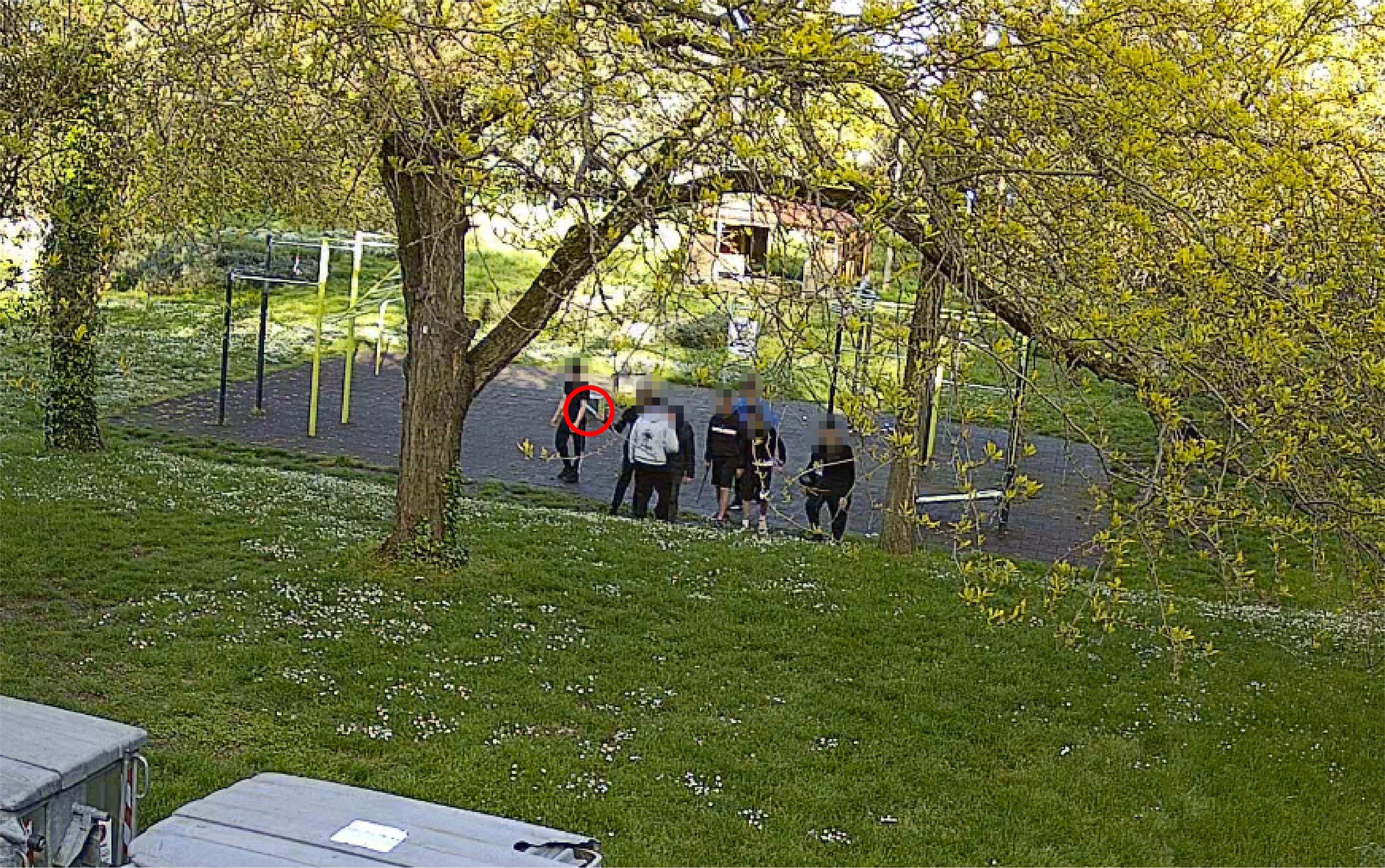 Sfregiato a 15 anni, nel video i 10 secondi dell’aggressione col machete