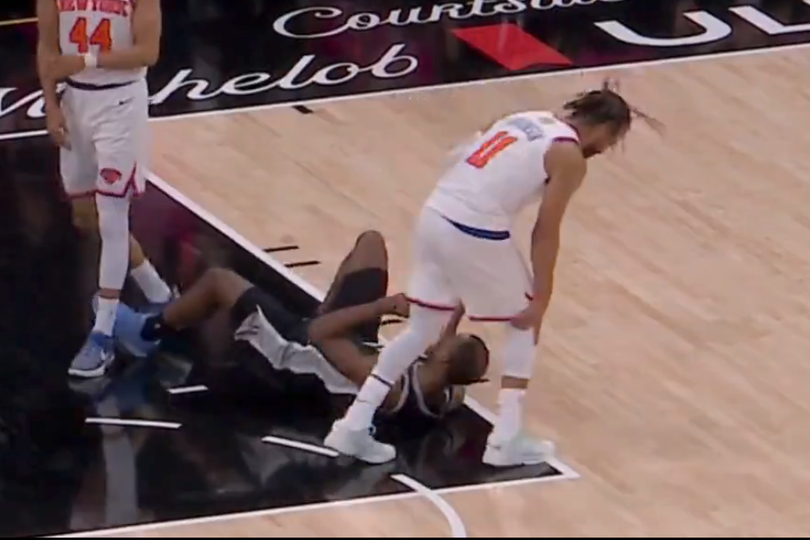 Jalen Brunson asks to be taken out and limps to locker room in early ...