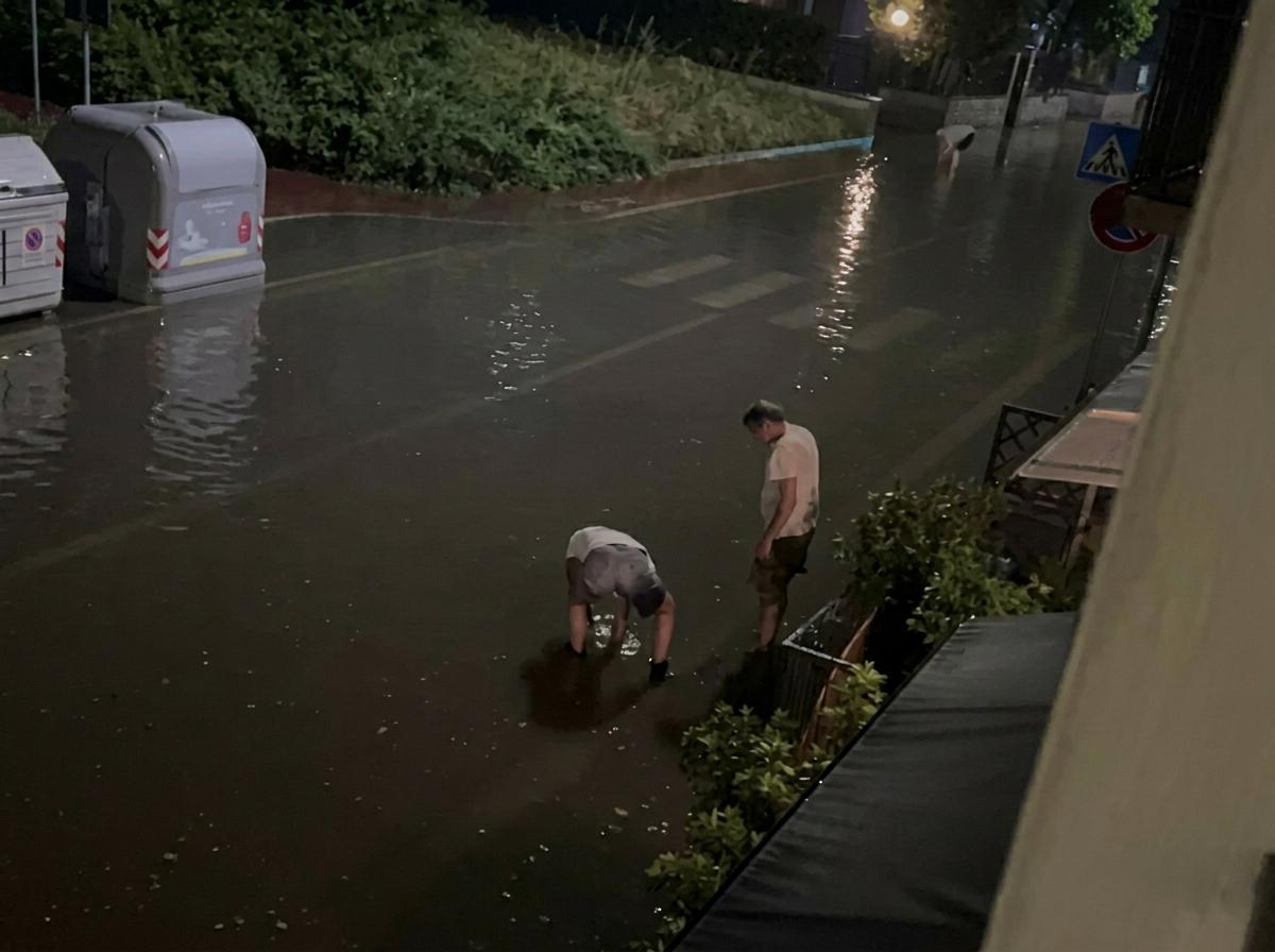 Salvati nei sottopassi allagati. Fiume d’acqua, Arezzo in tilt: in un ...