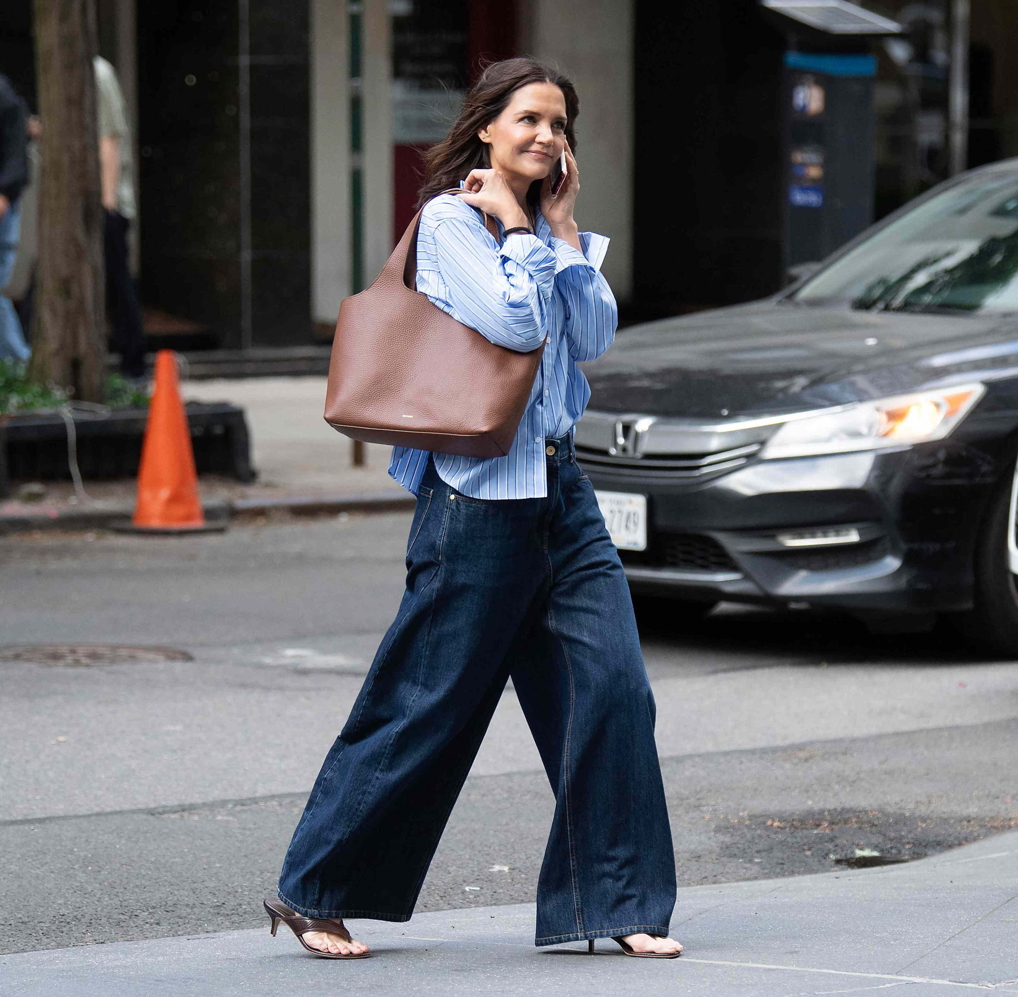 Katie Holmes’s cool-girl summer look featured a timeless, rich tote ...