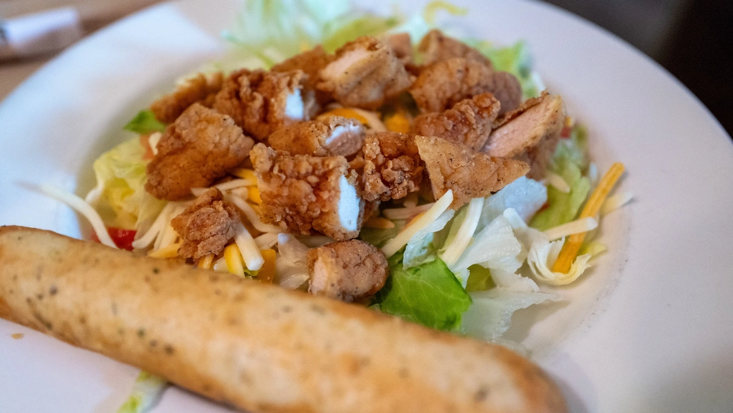 5 high-calorie restaurant salads to rethink
