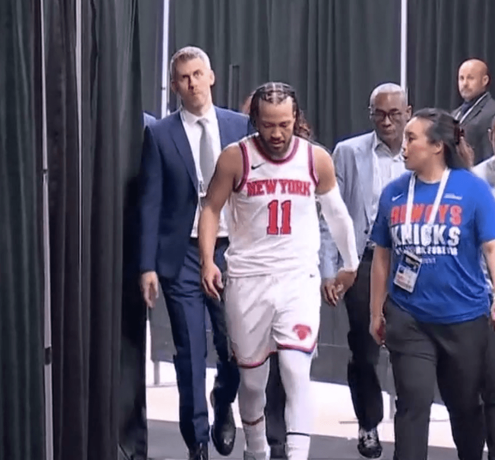 Jalen Brunson injury: Knicks star leaves NBA Finals after hurting knee ...