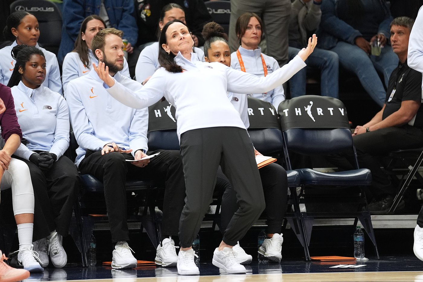 Sandy Brondello gets a roaring ovation in her Liberty return with ...