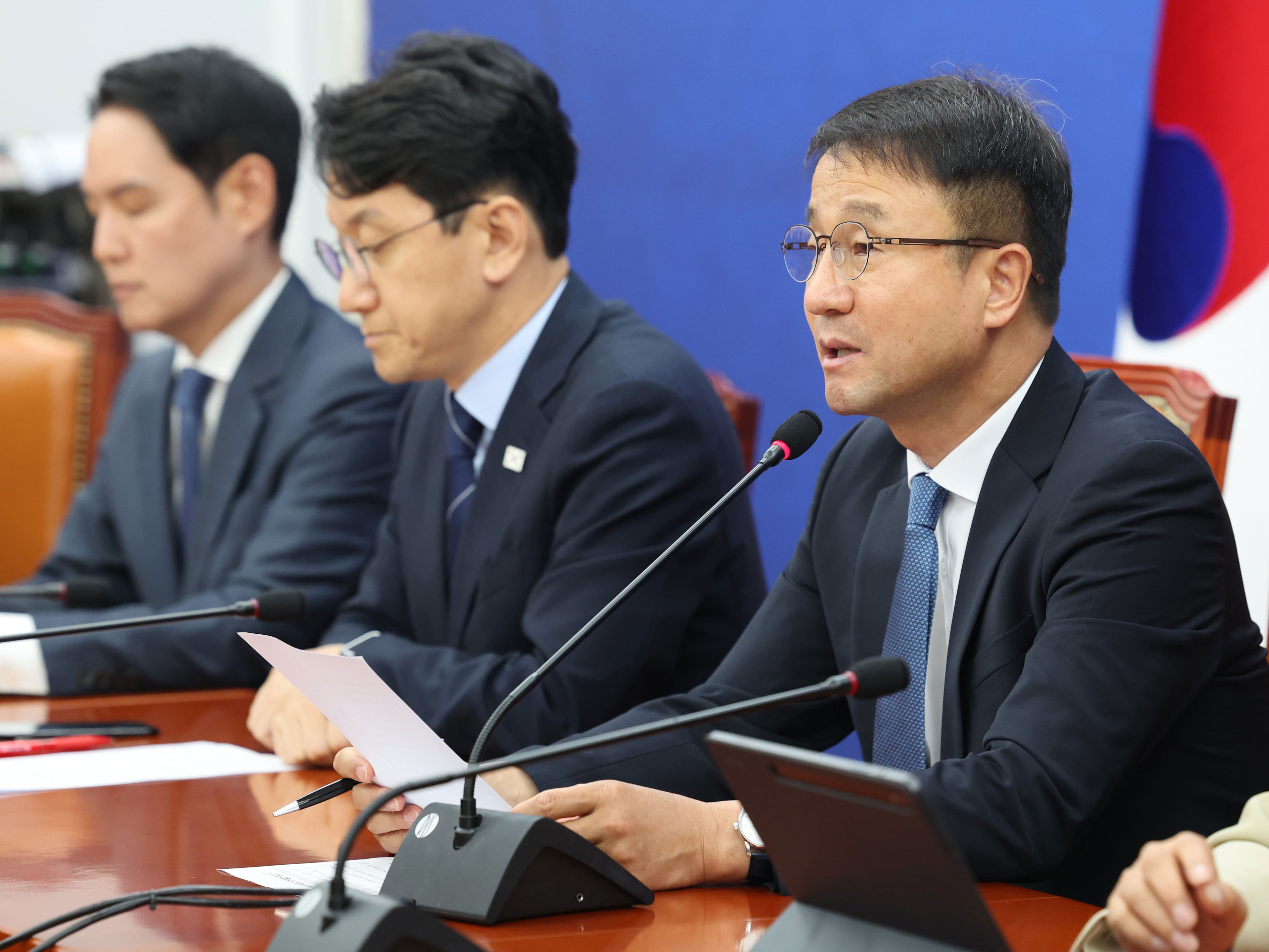 Democratic Party wins 12 regions, loses Seoul in local elections