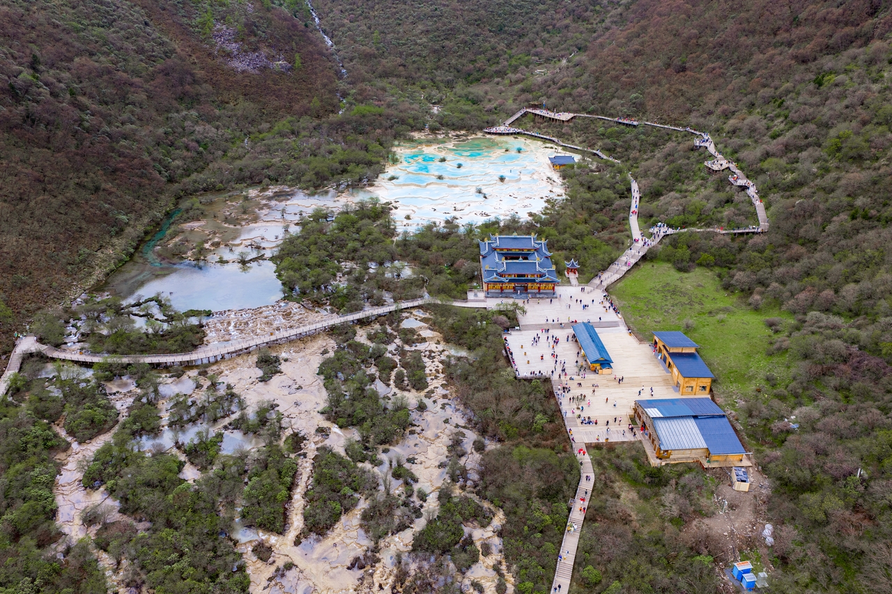 独家：四川黄龙：彩池叠翠入夏来 景区迈入旺季运营时段