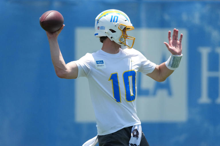 How Chargers' Justin Herbert is adapting to Mike McDaniel's system