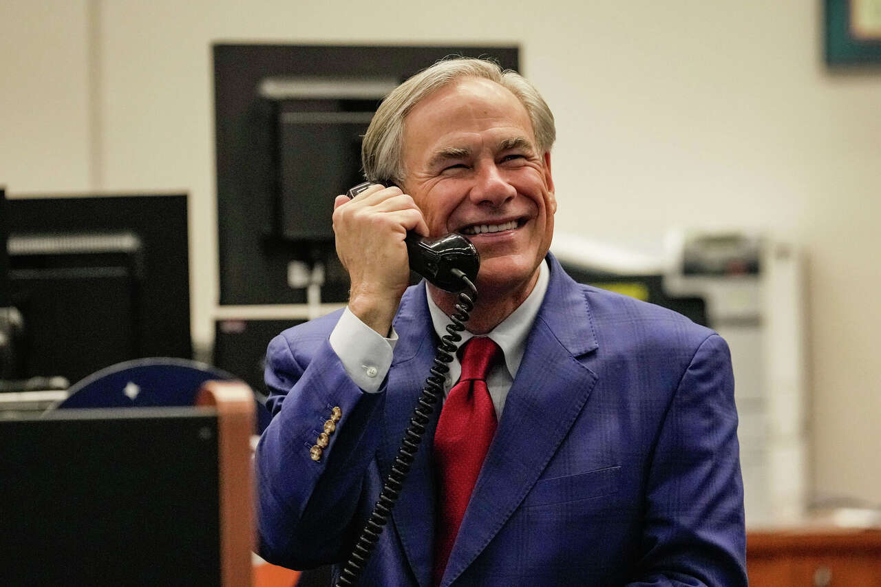 Greg Abbott mocked by New York governor before NBA Finals